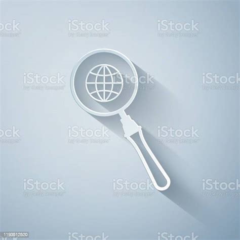 회색 배경에 고립 된 글로브 아이콘으로 돋보기를 잘라 종이 세계를 분석 전역 검색 기호입니다 종이 아트 스타일입니다 벡터 일러스트레이션 3차원 형태에 대한 스톡 벡터 아트