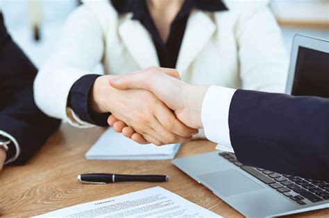 사무실에서 회의 또는 협상에 손을 흔들어 비즈니스 사람들 핸드셰이크 개념입니다 파트너는 계약에 서명 하기 때문에 만족 개념에 대한 스톡 사진 및 기타 이미지 Istock