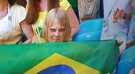 Torcedor do Brasil vira meme após chamar atenção por aparência exótica