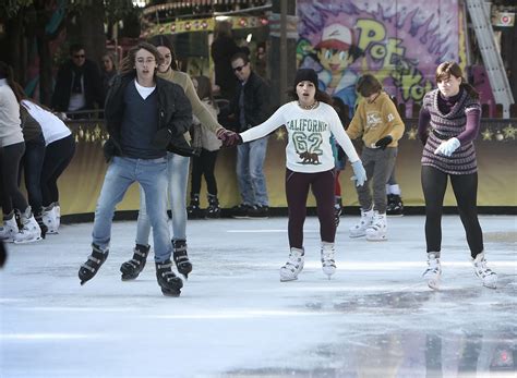 Gelán Noticias Ya se ha instalado la pista de hielo en el Prado de San Sebastián Navidad