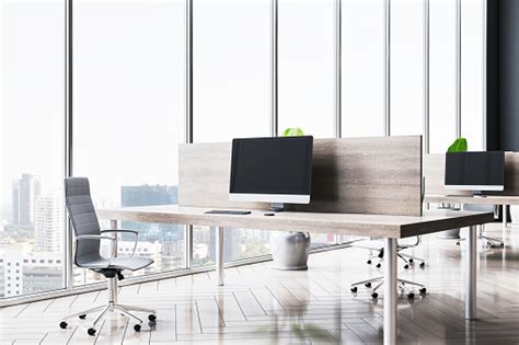 책상 의자 컴퓨터가 있는 현대적인 빈 사무실 인테리어는 도시 경관이 내려다보이는 큰 창문 근처에 있습니다 3d 렌더링 0명에 대한 스톡 사진 및 기타 이미지 Istock