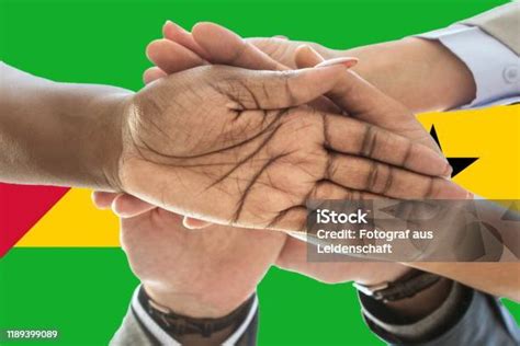 상토메와 프린시페의 국기 젊은이들의 다문화 집단의 융합 개념에 대한 스톡 사진 및 기타 이미지 개념 건강한 생활방식 공동체 Istock