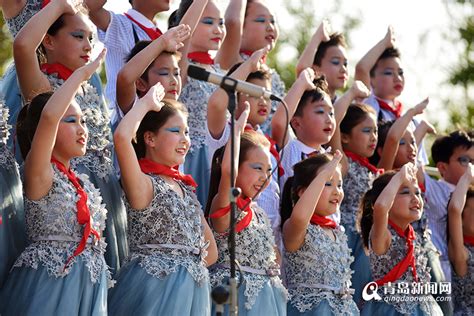 高清五四广场上演千人大合唱 庆祝祖国69岁华诞 青岛新闻网