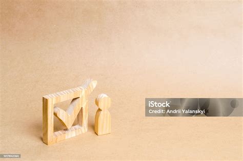 나무 인간 그림 상자에 눈금 옆에 서 선거와 사회 기술 개념입니다 자원 봉사자 정당 후보자 지역구 유권자입니다 인간의 권리입니다 민주주 3차원 형태에 대한 스톡 사진 및