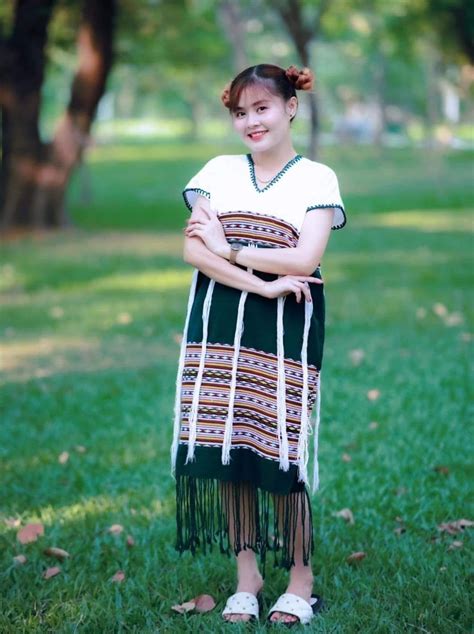 ချစ်လိုက်တာ ဆု်ဒါးဘူလေးရေ နှစ်ရောင်စပ်မဝတ်သင်တိုင်းလေးတွေ အရောင်စုံတုန