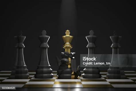 성공 또는 승리 개념어두운 배경에 황금 왕 체스 조각의 진화 더 나은 잠재력을 위한 개발 3d 렌더링 3차원 형태에 대한 스톡