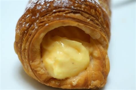 Panaderia Perro欧州パンの店「パナデリア ペロ」で注文してからカスタードクリームを詰める、さくさくこだわりのおいしいクリーム