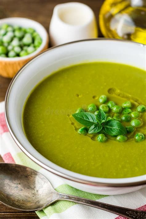 Sopa De Ervilha Verde Na Bacia Na Tabela De Madeira Imagem de Stock Imagem de dieta purê