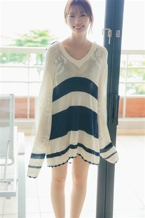 高本彩花の1st写真集「僕の記憶の中で」より。（撮影：東京祐） C Kobunsha 高本彩花と愛犬ちぇり、ルームウェアはおそろい [画像