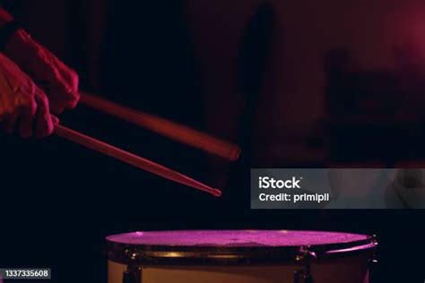 드럼 표면에 스플래시 워터 드롭으로 리듬을 두드리는 드럼 스틱 음악에 대한 스톡 사진 및 기타 이미지 음악 타악기 활력 Istock