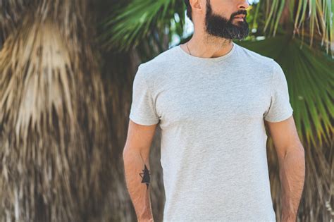 Hipster 캐주얼 도시 스타일에 회색 공백 T셔츠와 귀하의 로고 또는 디자인에 대 한 공간을 가진 검은 Snapback
