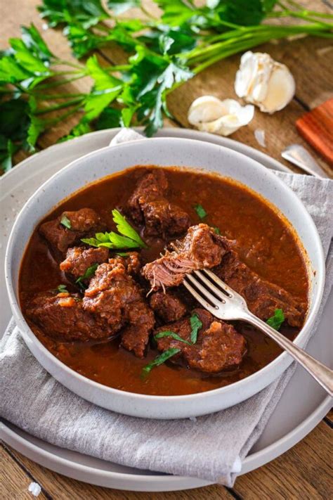 Rindergulasch Mit Rotwein Zart Saftig