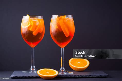 칵테일 아페롤은 검은 색 배경에 스프리츠 오렌지 과일과 신선한 민트와 여름 알코올 칵테일 나무 판에 이탈리아 칵테일 아페롤 스프리츠 0명에 대한 스톡 사진 및 기타 이미지