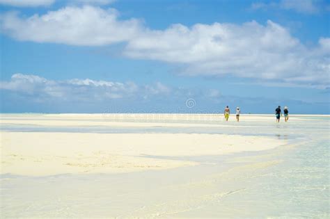 Heat Shimmer Effects Four People Walking Towards Horizon Over Coral