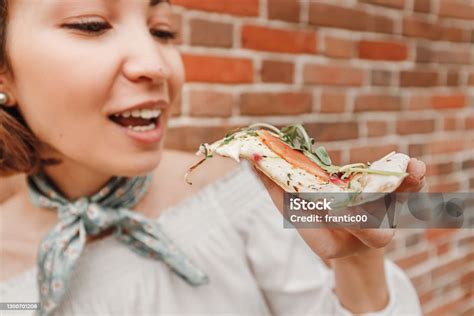 빈티지 벽돌 벽에 맛있는 뜨거운 이탈리아 피자의 조각을 먹는 행복한 아시아 소녀 다이어트와 글루토니 컨셉 먹기에 대한 스톡 사진