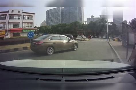 揪心的一幕小孩从车上掉下来太可怕了