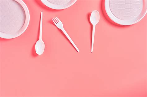 분홍색 배경에 흩어져있는 일회용 플라스틱 기구 환경 생태 피크닉 파티 및 기타 이벤트에 대한 레크리에이션의 개념 공간을 복사합니다 맨 위 보기 0명에 대한 스톡 사진 및