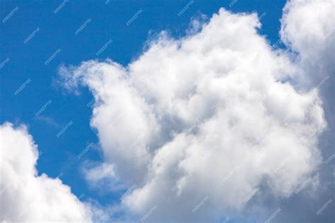 夏の季節に小さな雲と青い空の背景 プレミアム写真