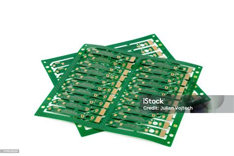 흰색 배경에 분리 된 인쇄 회로 기판 Pcb를 곱했습니다 Pcb 어셈블리 생산 라인에 대한 스톡 사진 및 기타 이미지 생산