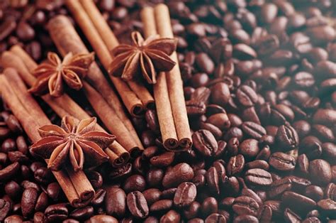 향기로운 볶은 커피 원두와 아니 스 또는 배 디안 배경에 자연 계 피 스틱 가까이 0명에 대한 스톡 사진 및 기타 이미지 0명 갈색 개념 Istock