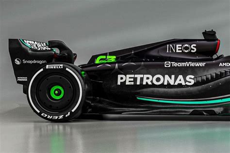Mercedes presenta el W con una decoración negra para la F