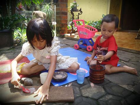 Bermain Bersama Adik