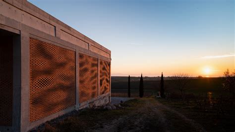 Kitrvs Winerys Facades Built From 13596 Individually Rotated Bricks