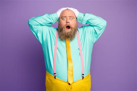 놀라운 뚱뚱한 대머리 남자의 초상화 는 멋진 참신 한 감동 비명 터치 머리 손을 착용 바지 바지 보라색 색상 배경을 통해 고립 남자에 대한 스톡 사진 및 기타 이미지