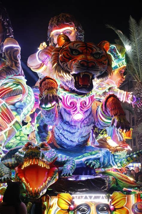 활기찬 야간 축제 플로트 디스플레이 · 무료 스톡 사진