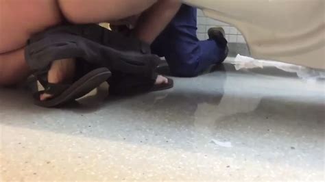 Erwischt Badezimmer Unter Stall Blowjob Unterbrechen XHamster