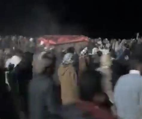 جنازة مهيبة أثناء تشييع جثمان الشاب طه ضحية بئر المنيا إلى مثواه الأخير