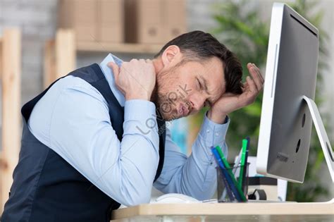 사진 속 직장을 기진맥진하게 바라보는 좌절한 남자 사진 무료 다운로드 Lovepik