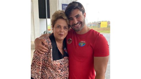 Sobrinho neto de Dilma Rousseff chama atenção na internet
