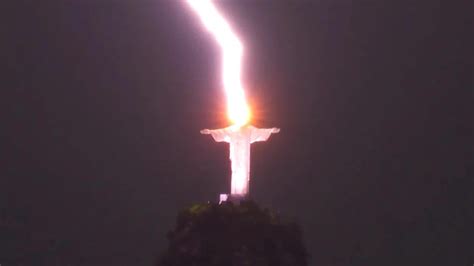 Un Rayo Cae Sobre La Cabeza Del Cristo Redentor En Río De Janeiro En
