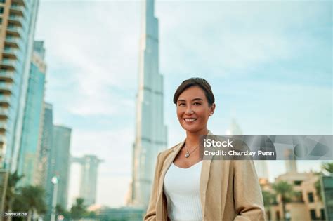고층 빌딩을 배경으로 카메라를 향해 미소 짓고 있는 성공한 아시아 사업가의 정면 모습 50 54세에 대한 스톡 사진 및 기타