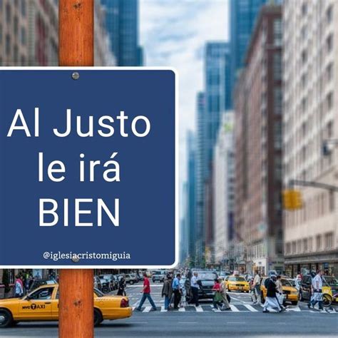 A Blue Street Sign That Says Al Justo Le Ira Bien In Front Of Some Tall
