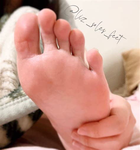 Liz💜 On Twitter 不知不覺一年已經過了三分之一了 大家有沒有跟我一樣覺得時間過好快喔 時間はとても速い 足控 腳控
