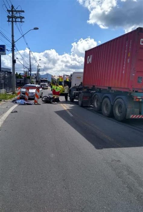 Motociclista morre após colisão carreta e carro na Rodovia Anchieta