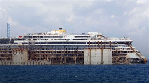 Wrak statku Costa Concordia jest holowany do Genui Wiadomości