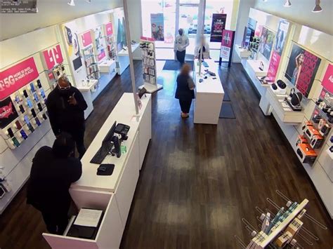 Seal Beach Police Searching For T Mobile Robbery Suspects Los