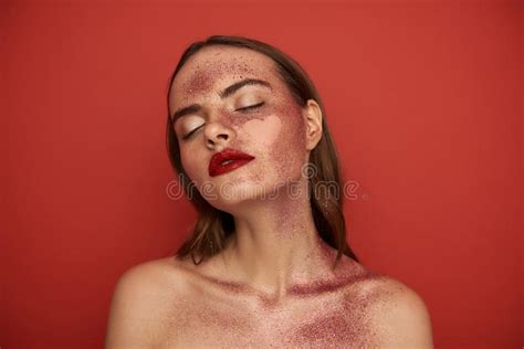 Muchacha Desnuda Atractiva Con Maquillaje Del Brillo Y Imagen En Forma
