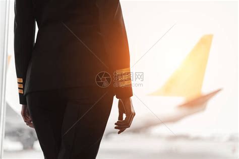 飞机前身穿专业制服的女飞行员被射高清图片下载 正版图片502760040 摄图网