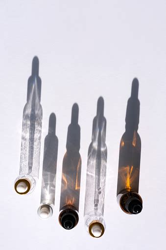 흰색 배경에 그림자를 투사하는 에센스가 있는 병의 상단 보기입니다 상단 보기 텍스트 공간 0명에 대한 스톡 사진 및 기타 이미지 Istock