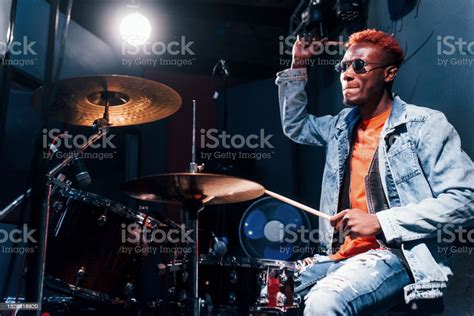 드럼을 재생합니다 녹음 스튜디오에서 리허설하는 젊은 아프리카 계 미국인 연기자 25 29세에 대한 스톡 사진 및 기타 이미지 25 29세 Rehearsal 공연