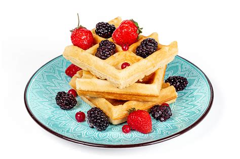 Fotos von Waffeln Erdbeeren Brombeeren Lebensmittel Weißer