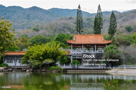 정자 사원 산 꽃 야자수 숲과 불교 센터 난산의 영토에 돌 울타리로 둘러싸인 녹색 호수 0명에 대한 스톡 사진 및 기타 이미지