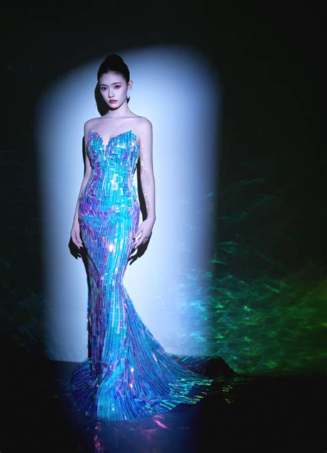 林允穿淡蓝色琉璃鱼尾裙 眼波流转似人鱼公主 搜狐大视野 搜狐新闻