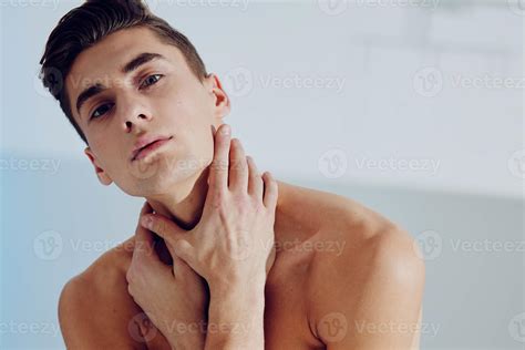 Portret Van Een Jong Mens Wie Accenten Zijn Nek Met Een Naakt Torso