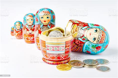 전통적인 러시아어 장난감 Matryoshka 와 돈 흰색 배경입니다 복사 공간 0명에 대한 스톡 사진 및 기타 이미지 0명