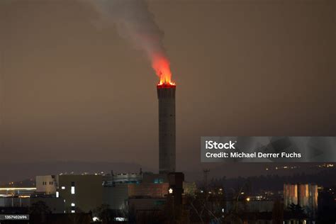 야간에 츠리치 노스의 스카이라인과 폐기물 소각 공장의 굴뚝과 흐린 하늘 배경 밤 하루 시간대에 대한 스톡 사진 및 기타 이미지